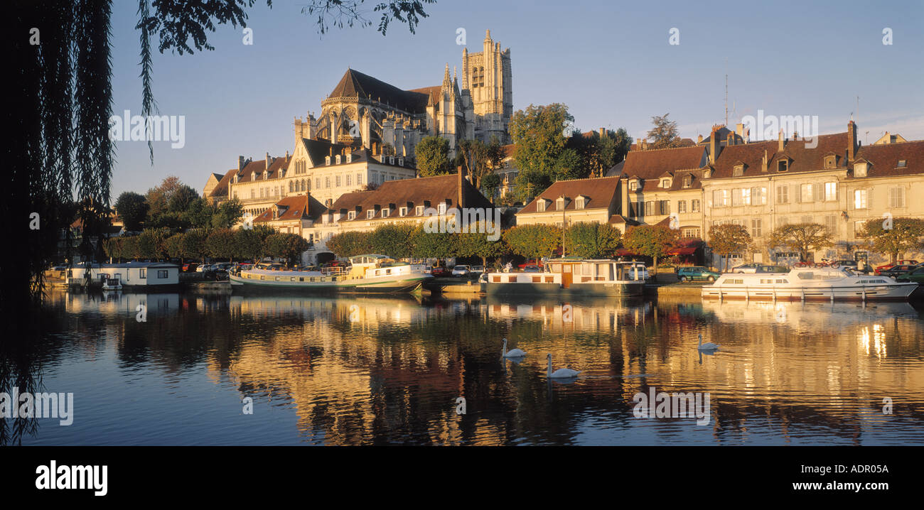 France burgundy auxerre cathedral st -Fotos und -Bildmaterial in hoher ...