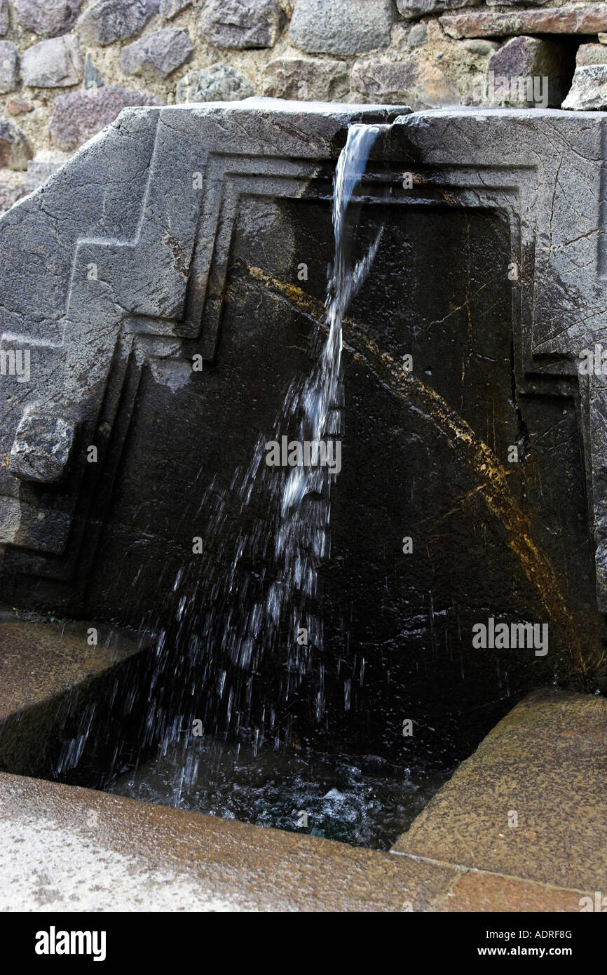 Ollantaytambo Inka-Ruinen, Brunnen Wasser fließt in das "Bad der ...