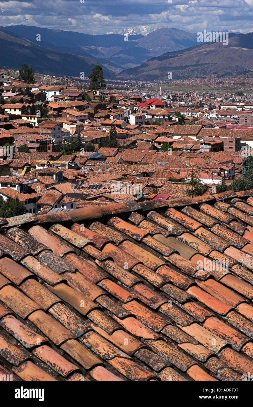 Cusco (Cuzco), Hauptstadt der Inka, rote Dachziegel und Blick von der ...