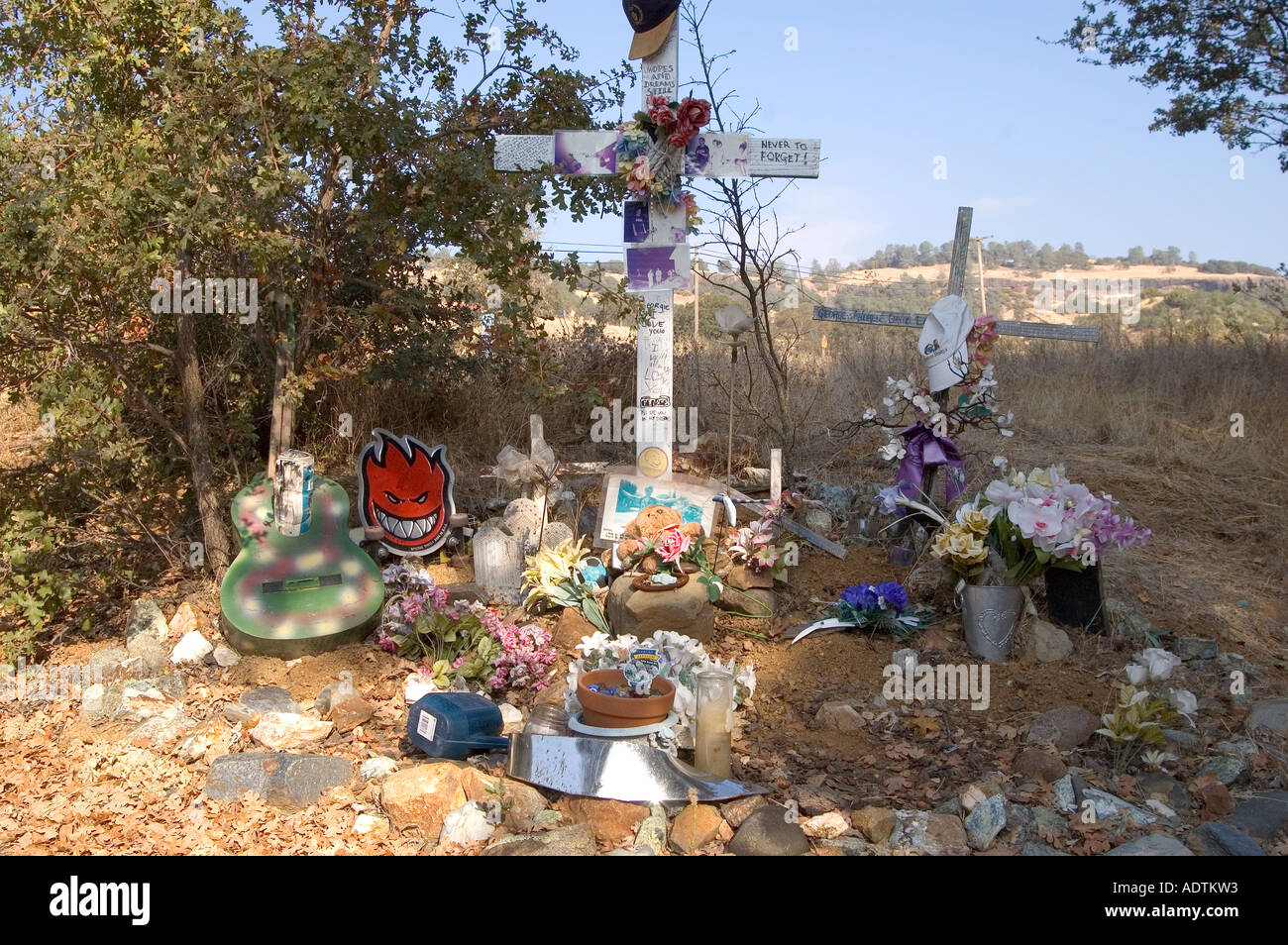 Roadside memorial -Fotos und -Bildmaterial in hoher Auflösung – Alamy