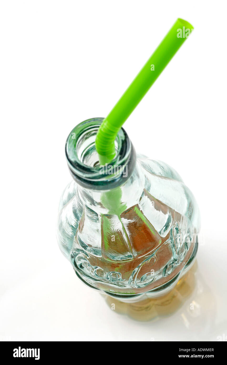 Coca Cola-Flasche mit einem Strohhalm Stockfotografie - Alamy