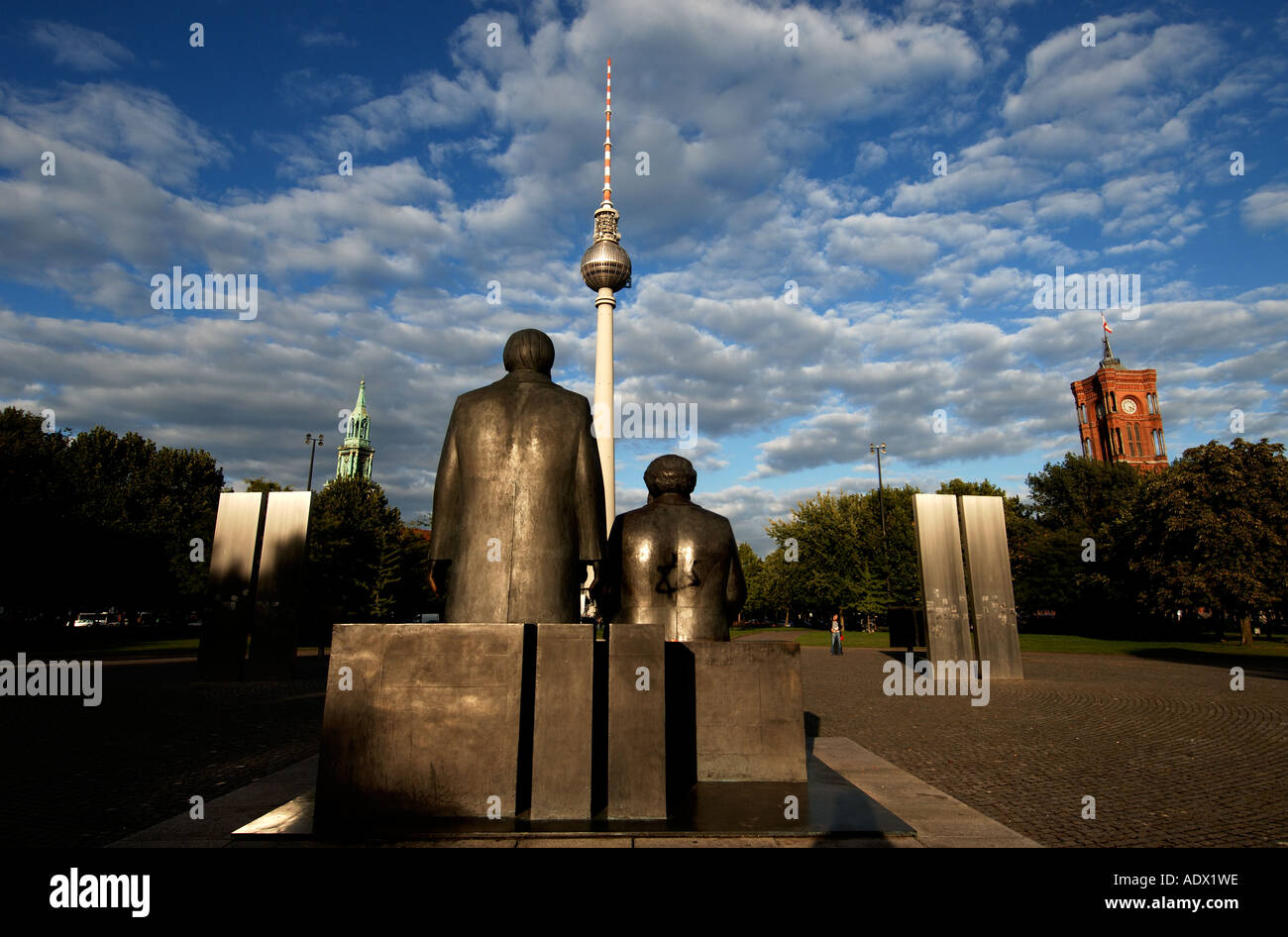 Berlin-Statue von Karl Marx und Friedrich Engels auf dem Forum und den ...