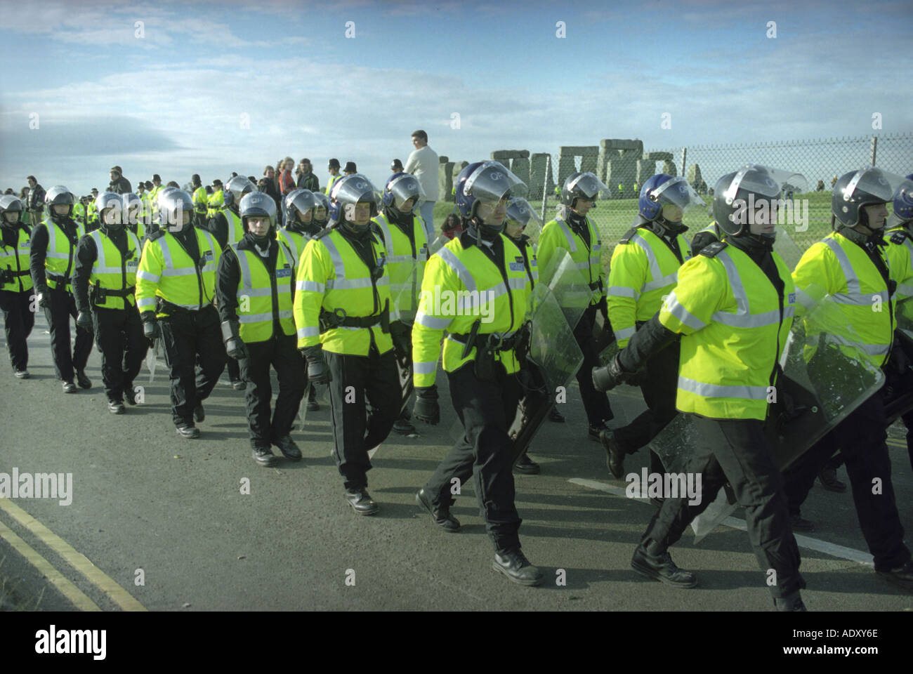 RIOT POLIZEI PATROUILLIEREN STONEHENGE WO DRUIDEN GEHOFFT HATTE, ZUGANG ...