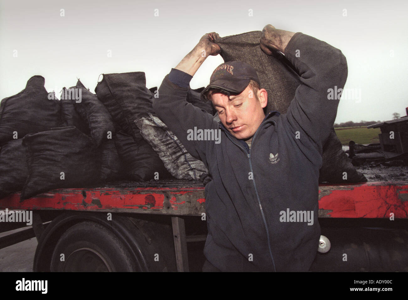 Coal delivery man -Fotos und -Bildmaterial in hoher Auflösung – Alamy