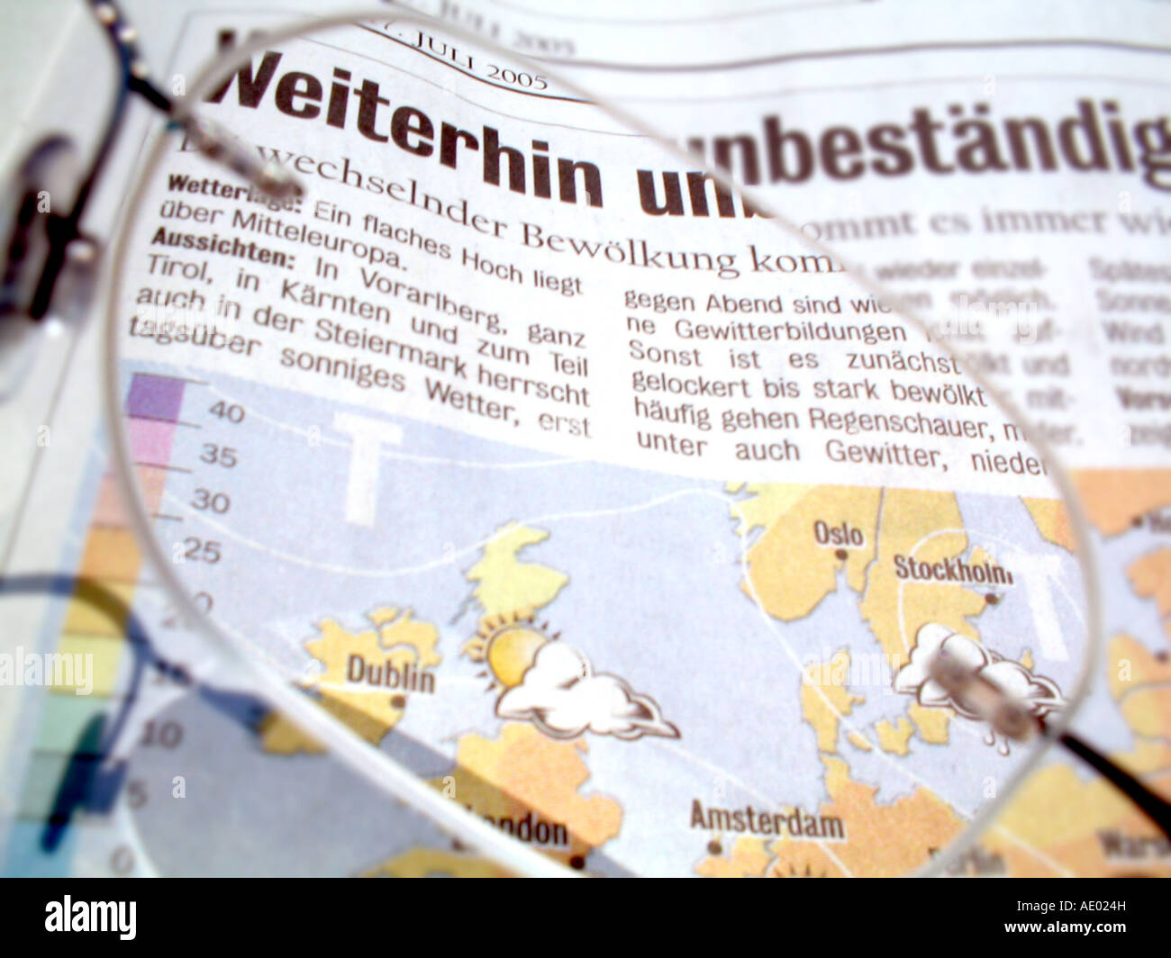 Unscharf papier brille -Fotos und -Bildmaterial in hoher Auflösung – Alamy