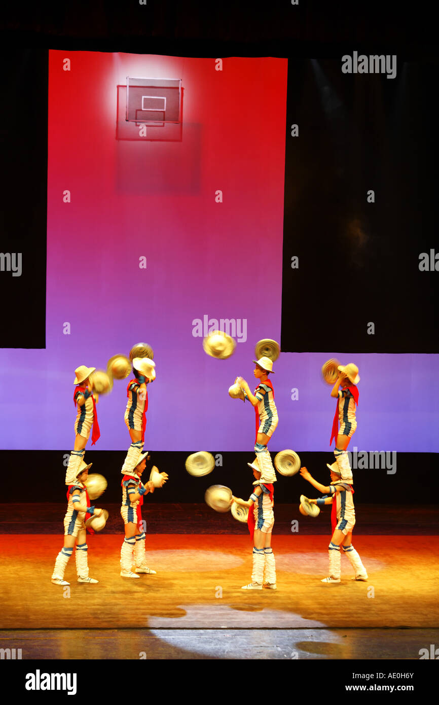 Chinese juggler juggling -Fotos und -Bildmaterial in hoher Auflösung ...