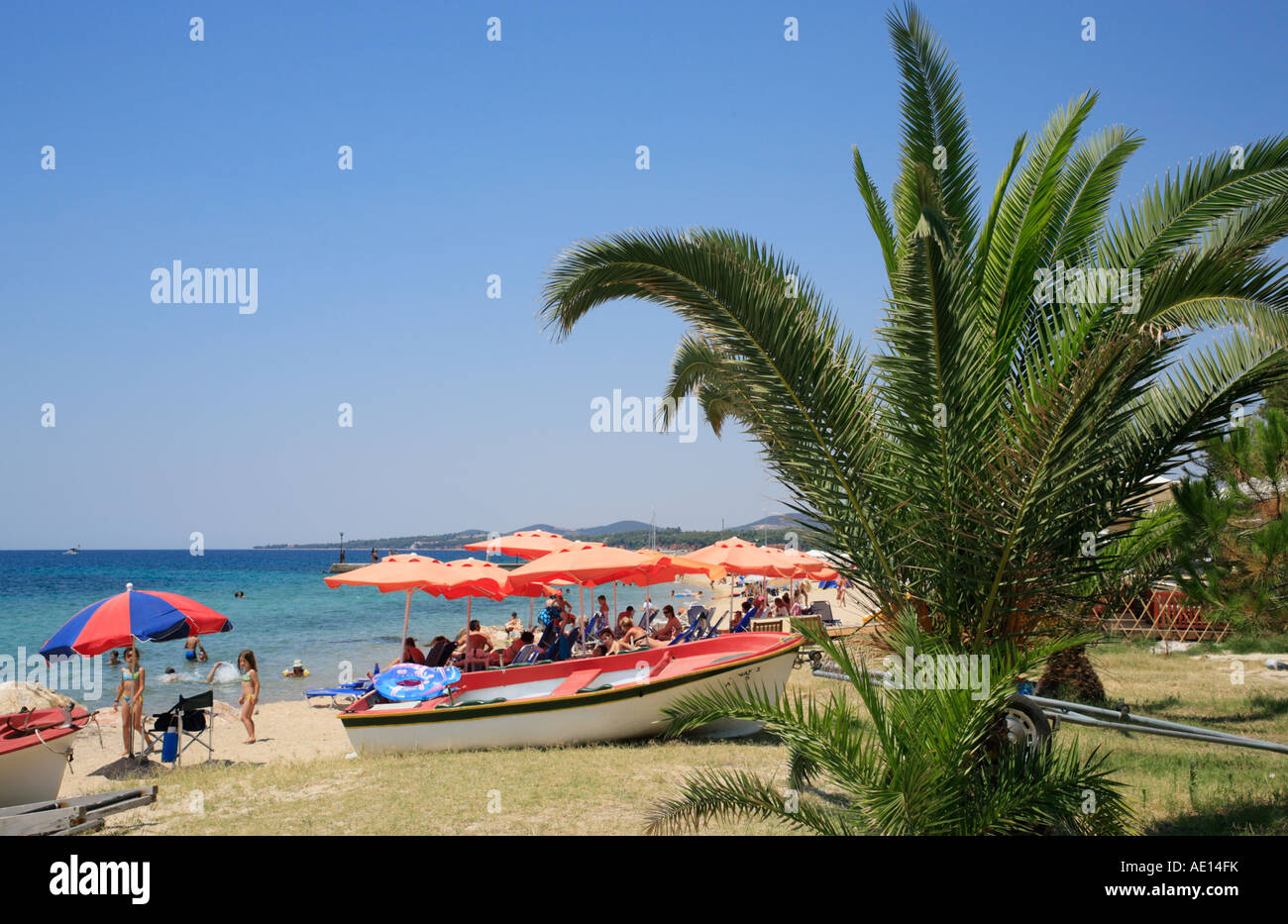 am Strand von Nikiti am Eingang zur Halbinsel Sithonia auf der Halbinsel Chalkidiki in ...