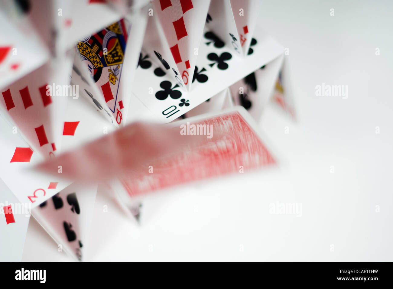 Fallende karten -Fotos und -Bildmaterial in hoher Auflösung – Alamy