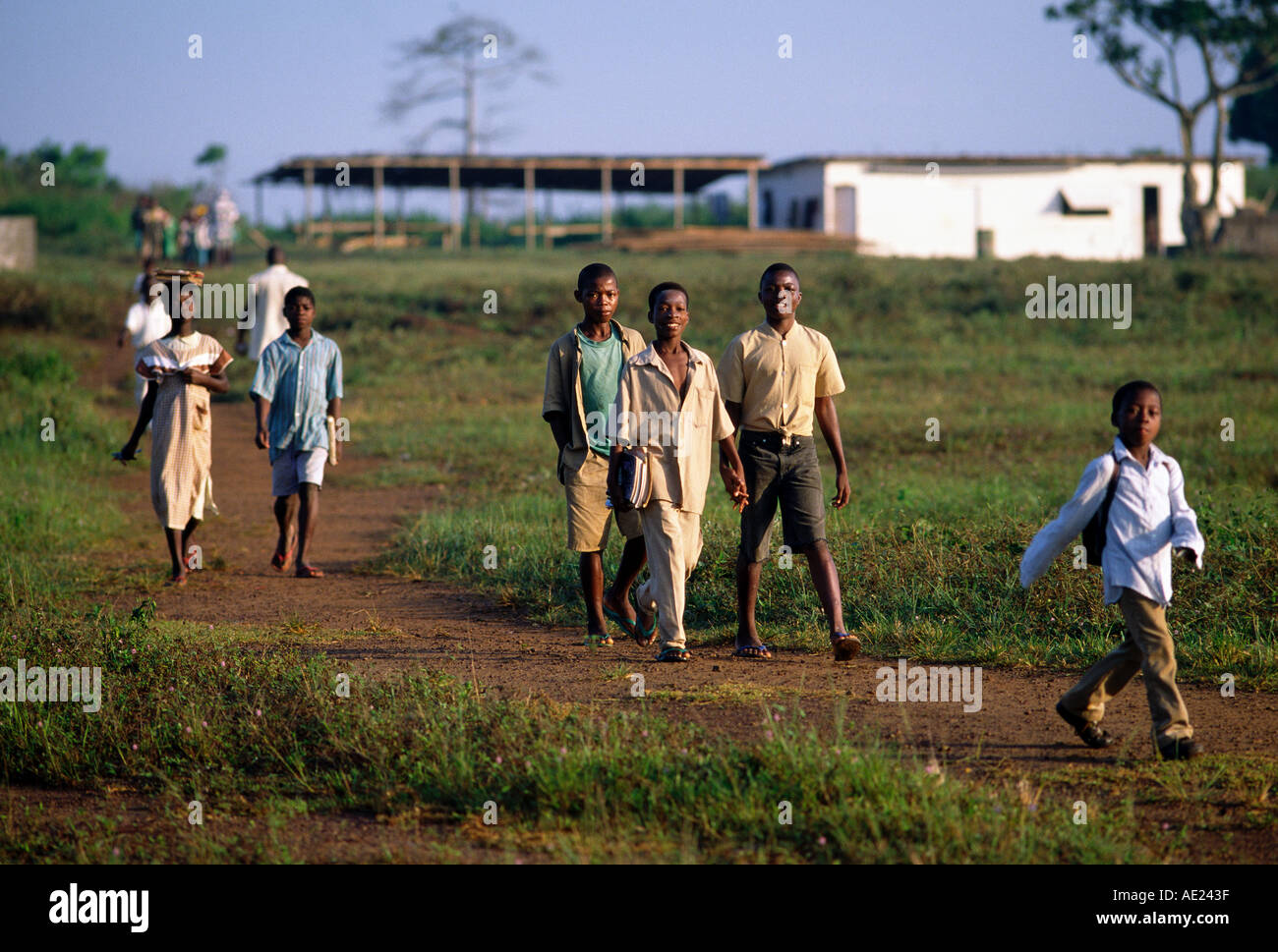 Die Kinder gehen zur Schule, Tabou, Côte d ' Ivoire Stockfotografie - Alamy