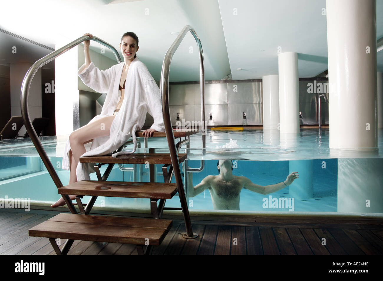 Drowning woman in swimming pool -Fotos und -Bildmaterial in hoher ...