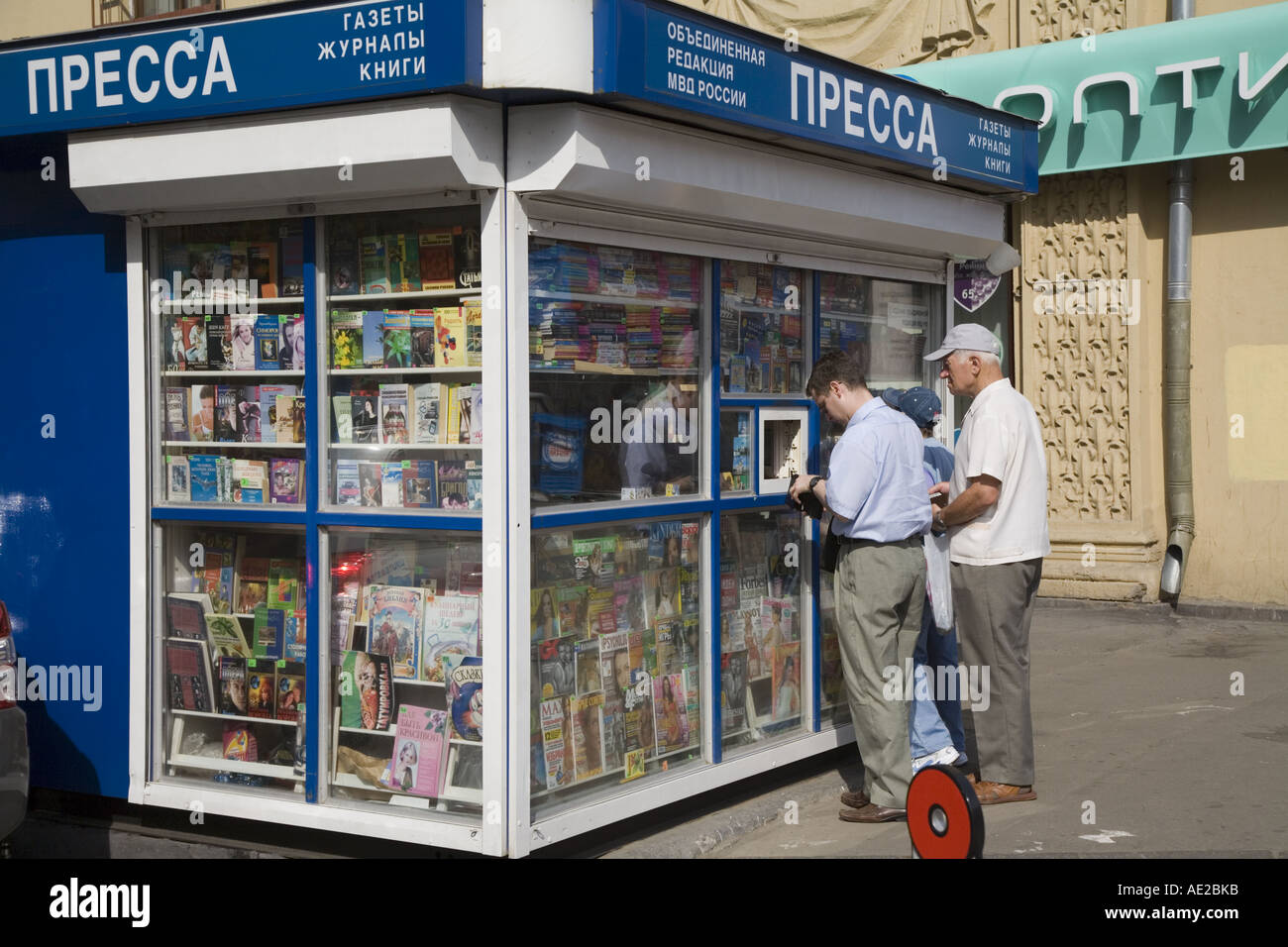 Menschen news stand kiosk -Fotos und -Bildmaterial in hoher Auflösung ...