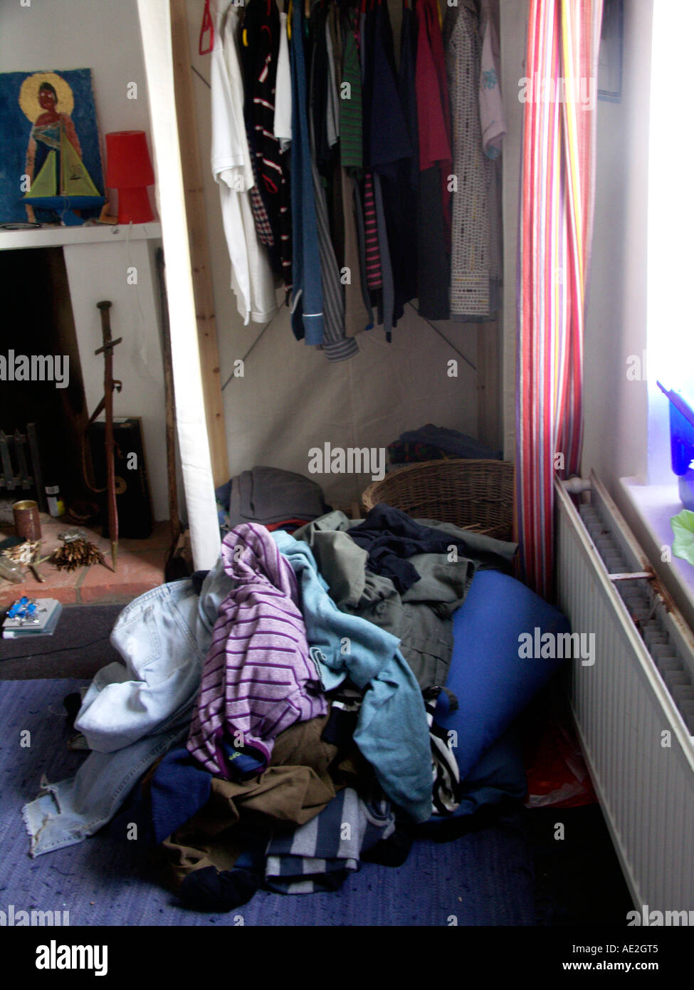 Messy teenagers room -Fotos und -Bildmaterial in hoher Auflösung – Alamy