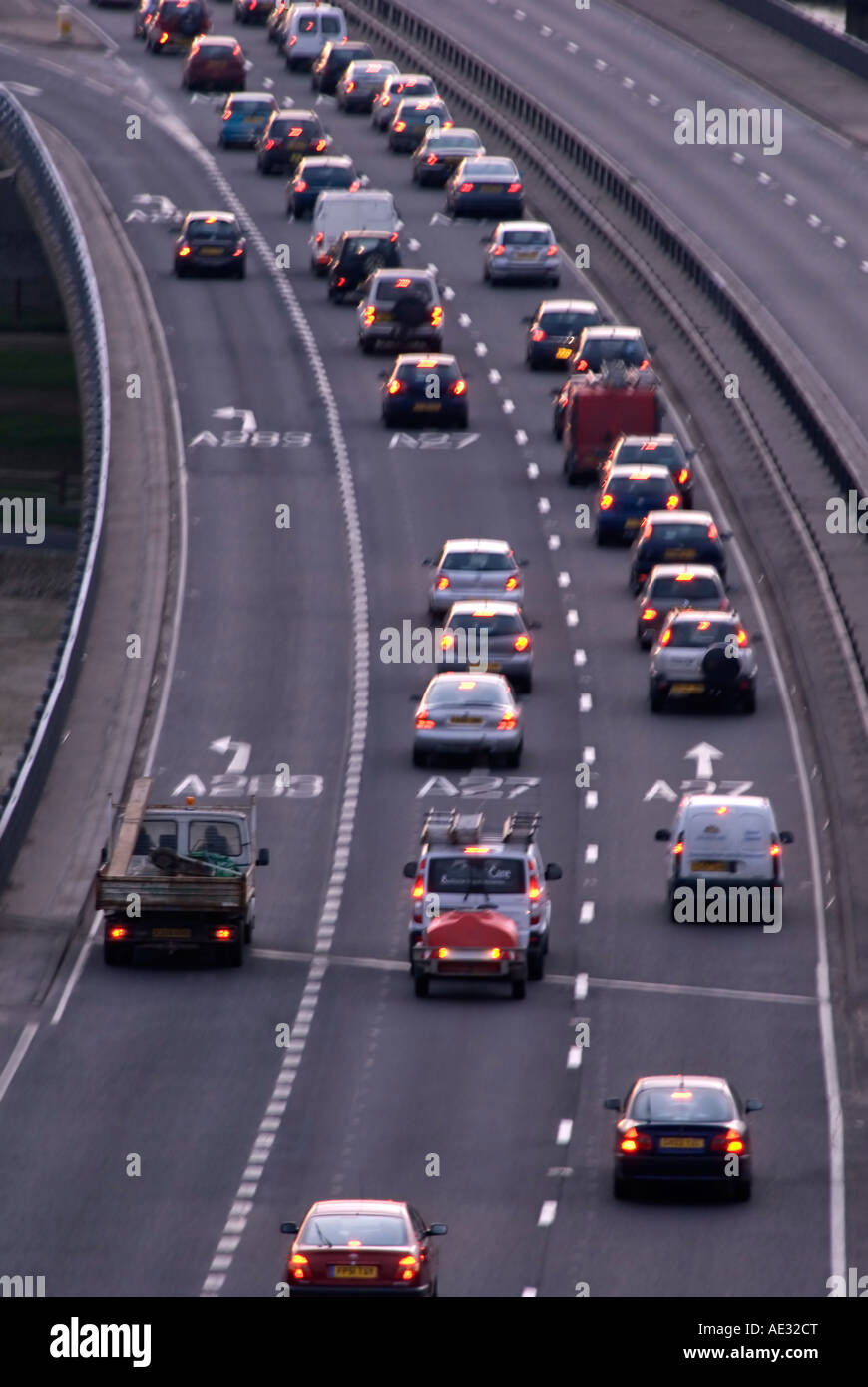 Three lane motorway -Fotos und -Bildmaterial in hoher Auflösung – Alamy