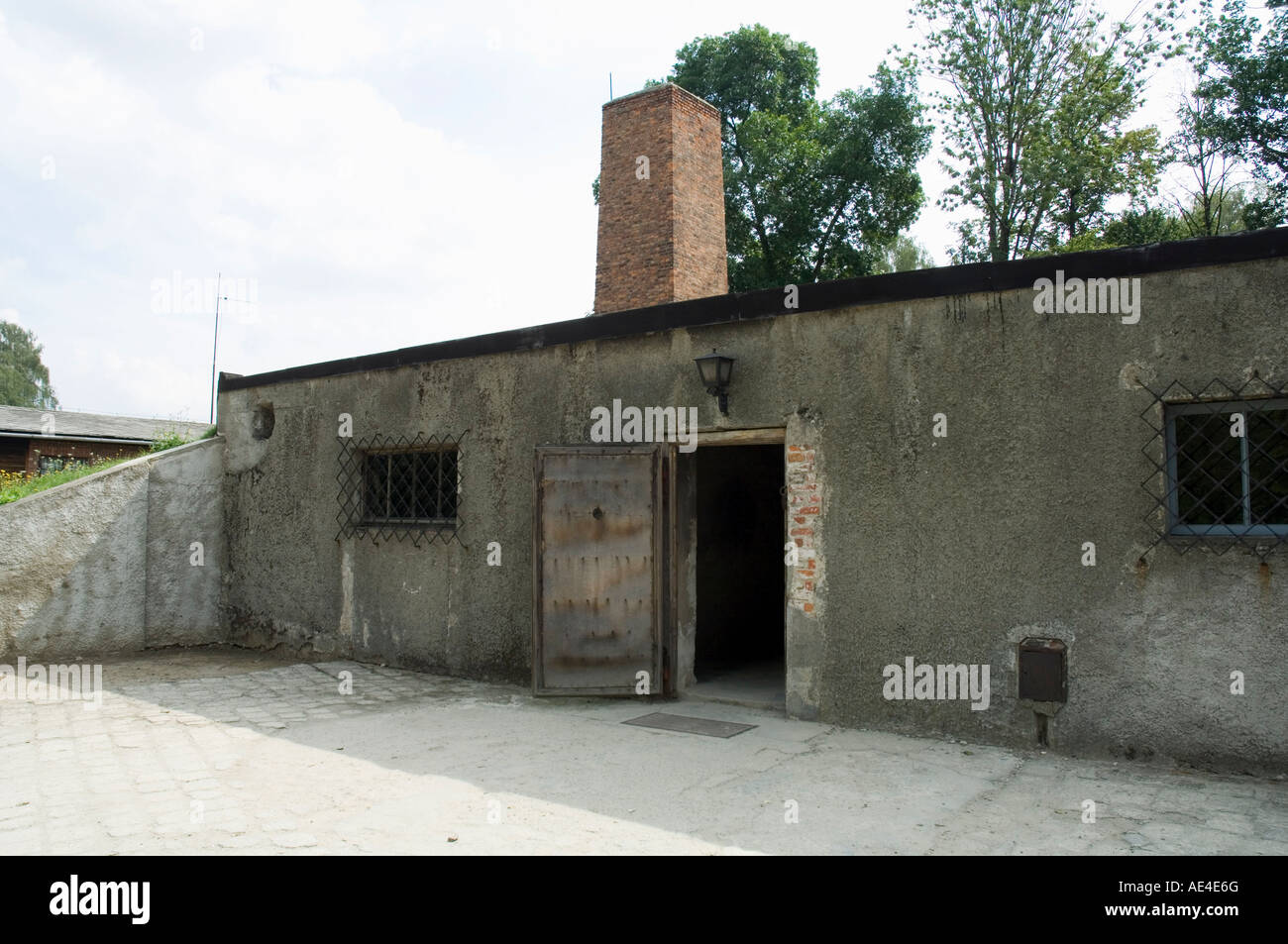 Crematorium building horizontal -Fotos und -Bildmaterial in hoher ...