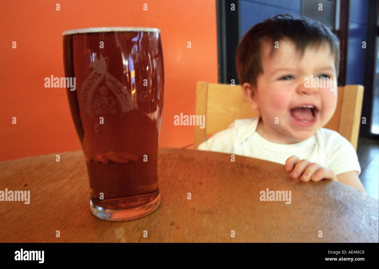 Kind ist frech -Fotos und -Bildmaterial in hoher Auflösung – Alamy