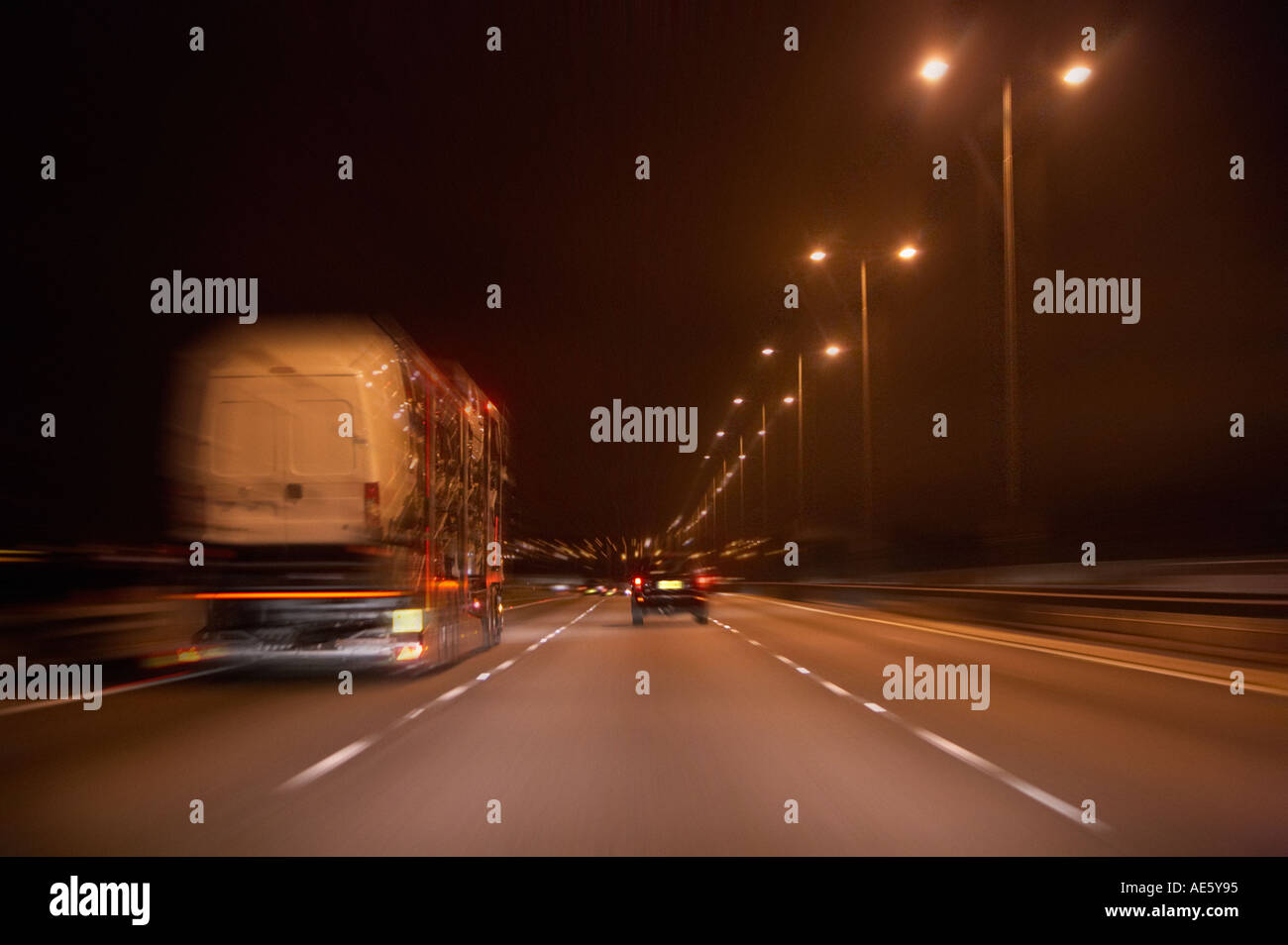 Nachtfahrt auf der autobahn -Fotos und -Bildmaterial in hoher Auflösung ...