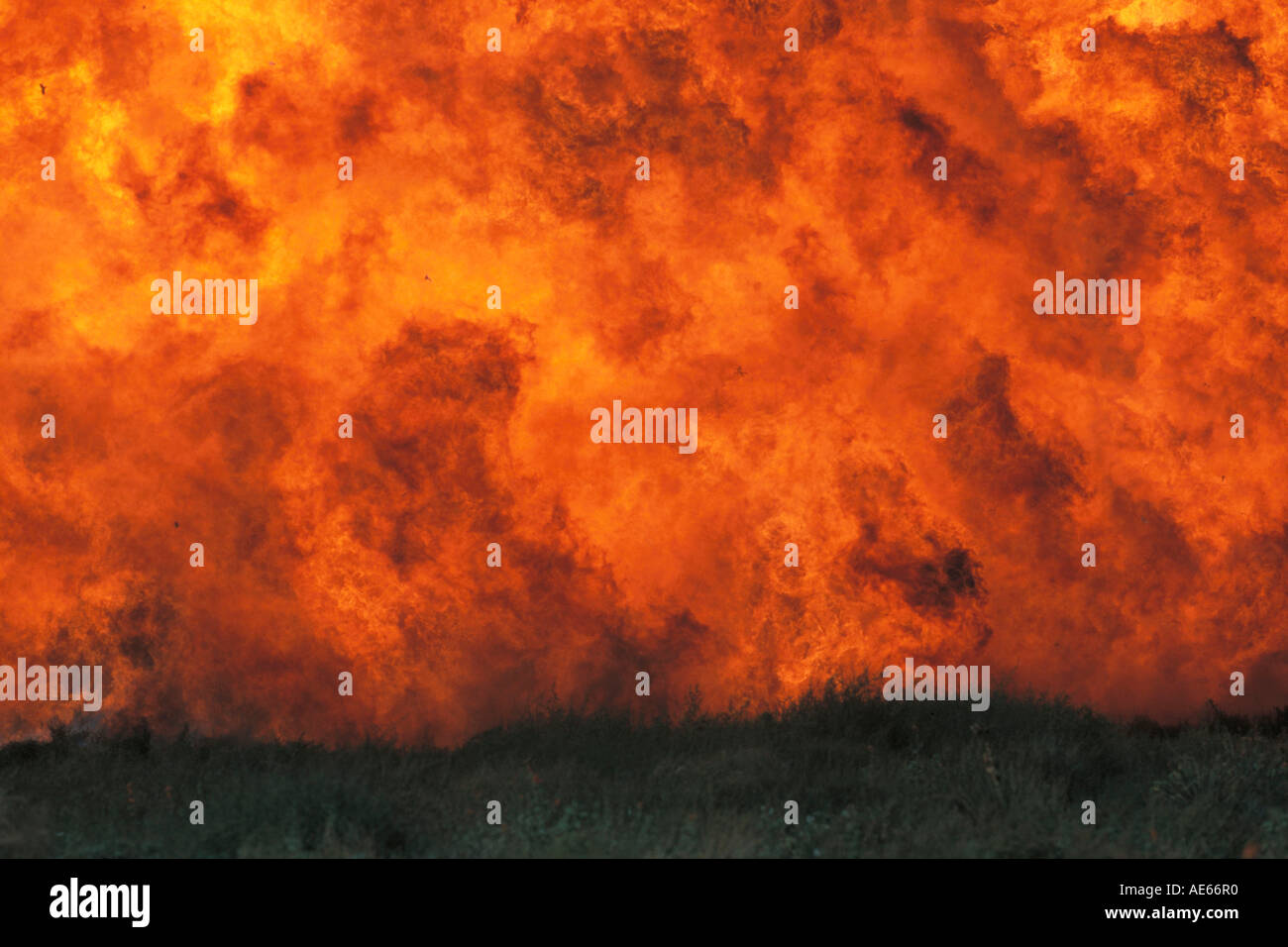 Explosion und feuer -Fotos und -Bildmaterial in hoher Auflösung – Alamy