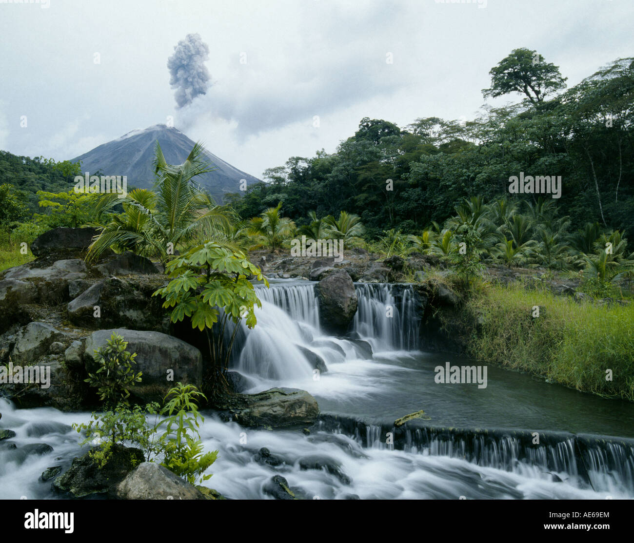 Ein Blick auf Tabacon Hot Springs und Arenal Vulkan im Hochland von ...