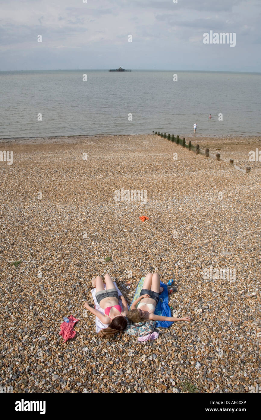 Teenager Mädchen entspannen am Strand von Herne Bay Kent England ...