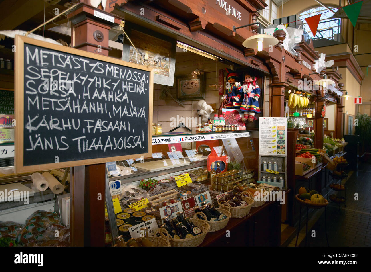 Finnland Helsinki alte Markthalle laden mit traditionellen Speisen ...