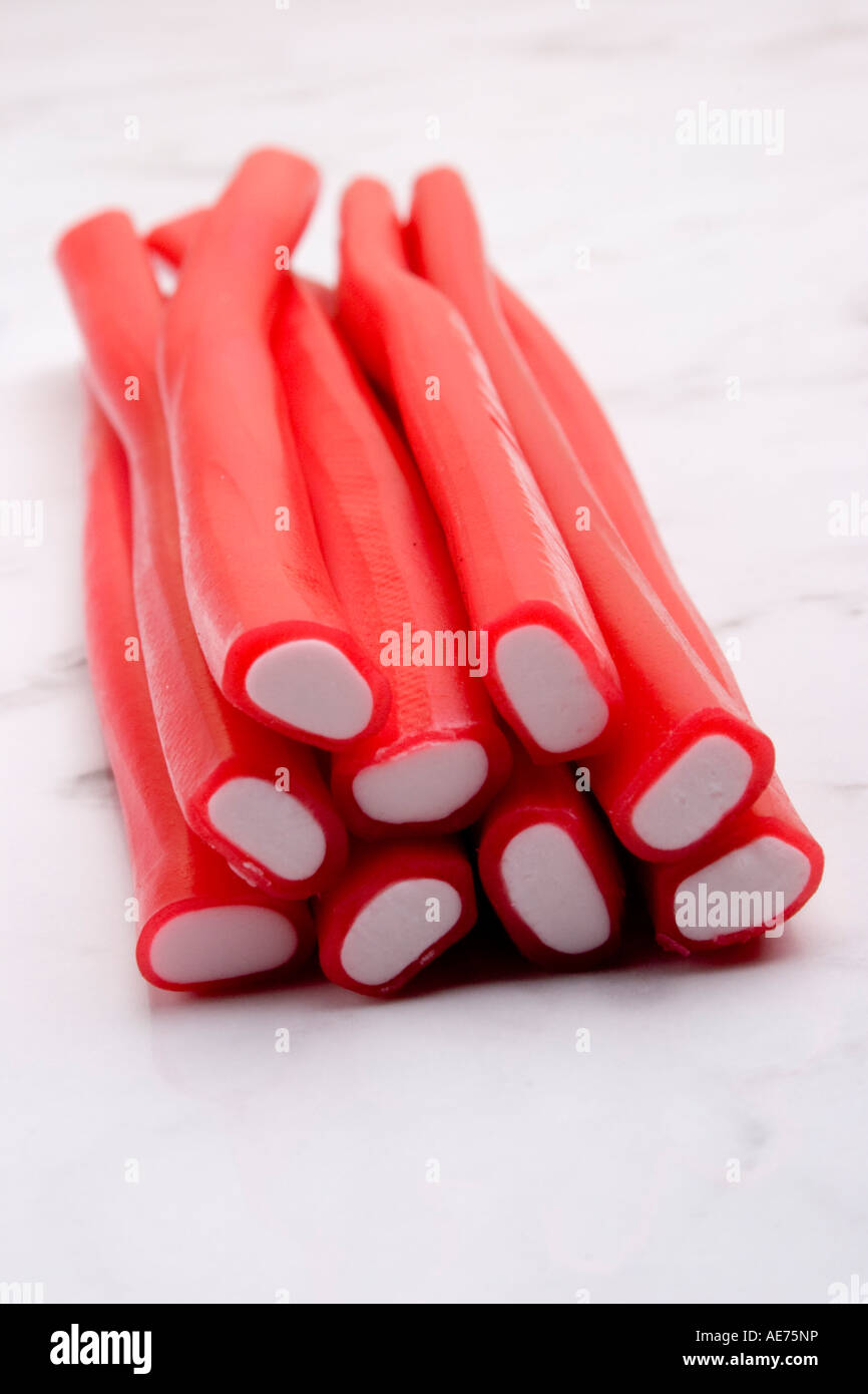 Kinder Süßigkeiten lange rote zähe klebt Stockfotografie - Alamy