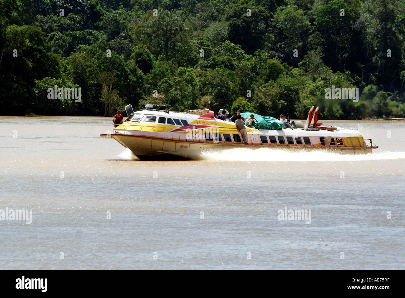 Ausdrückliche Longboat in Batang Rajang zwischen Sibu und Kapit ...