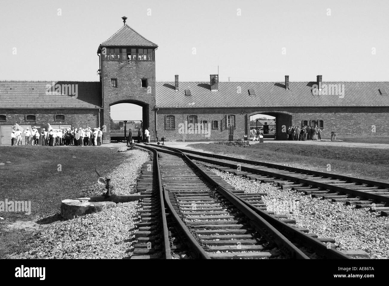 Auschwitz Entrance Railway Stockfotos & Auschwitz Entrance Railway ...