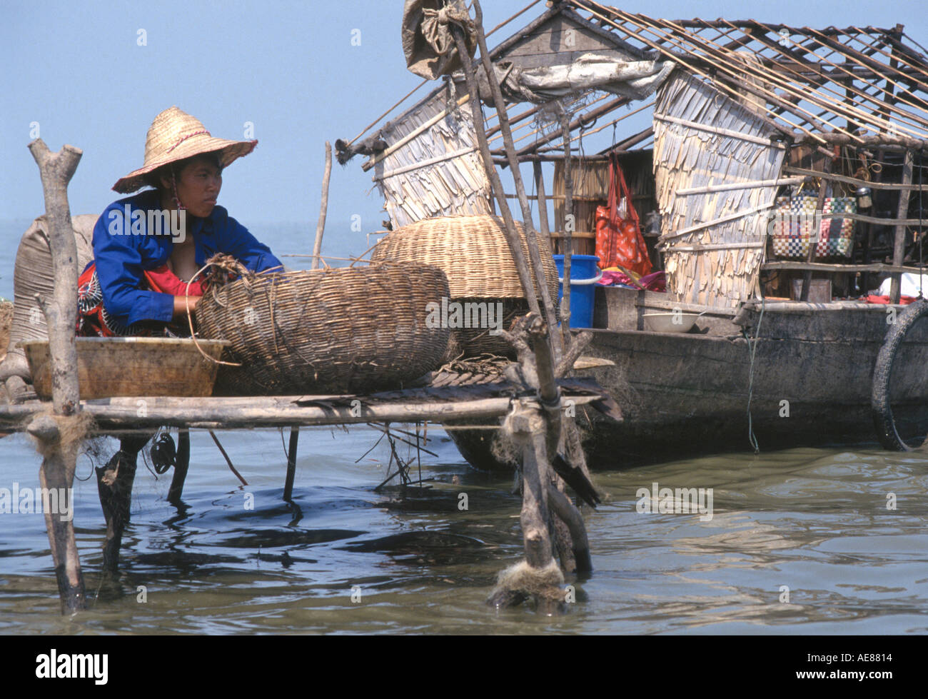 Kambodschanische Fischerfamilie mit Haus über das Wasser auf Tonli Sap ...