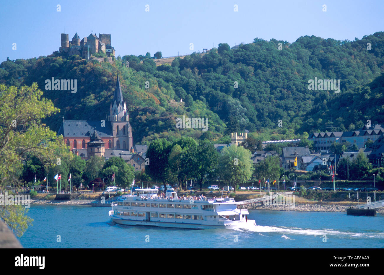Schloss und Kirche in St. Goar Deutschland entlang des Rheins ...