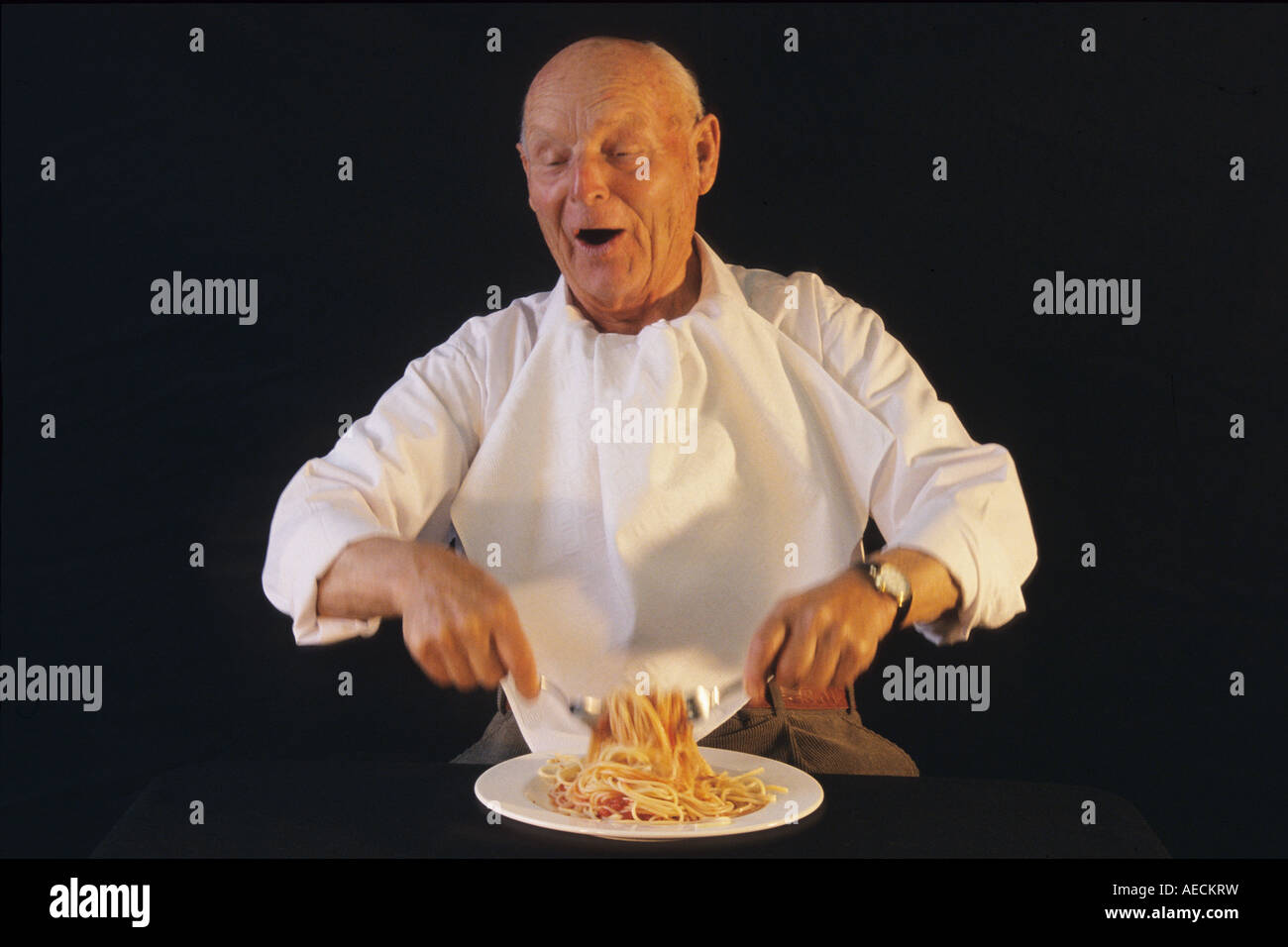 Spaghetti essen mann -Fotos und -Bildmaterial in hoher Auflösung – Alamy