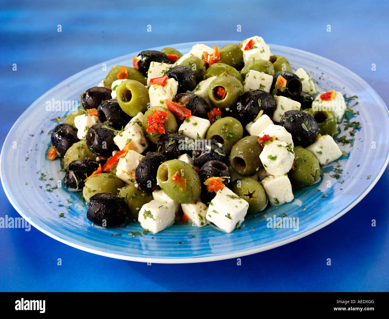 GRIECHISCHER FETA UND OLIVEN SALAT Stockfotografie - Alamy