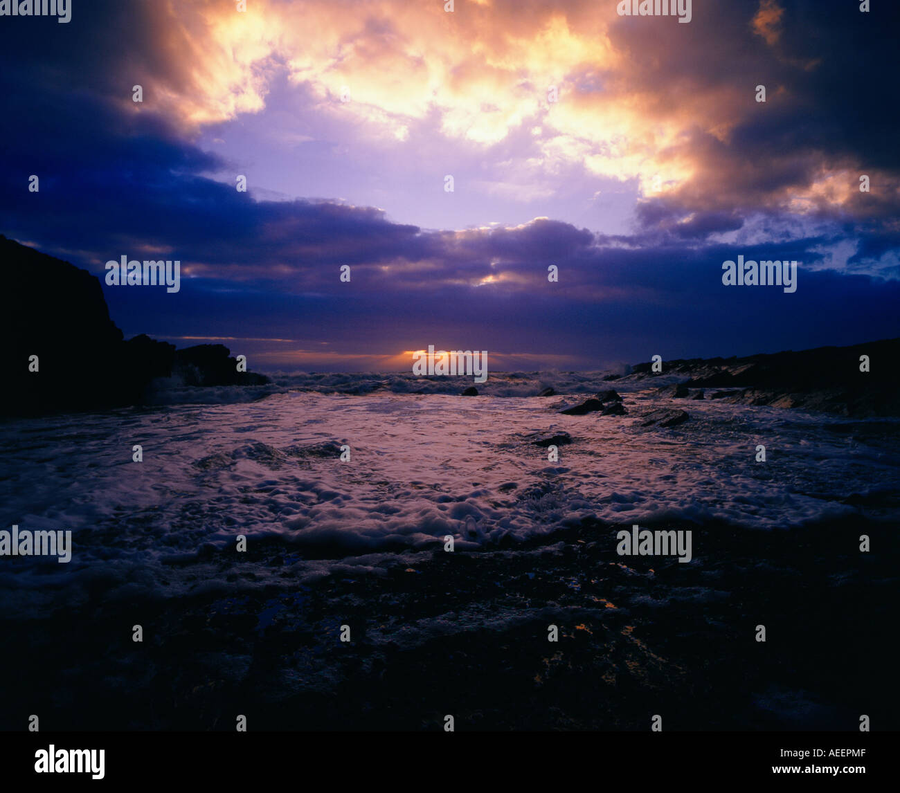 Dunkles meer -Fotos und -Bildmaterial in hoher Auflösung – Alamy
