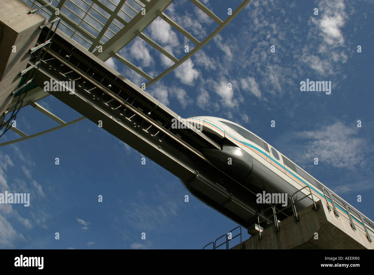 Der MAGLEV-Magnetschwebebahn, die Passagiere von der Station Longyang ...