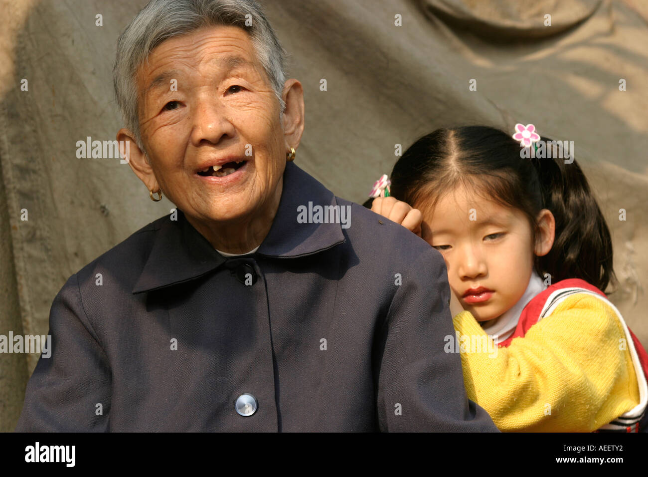 Shanghai China 8-jähriges Mädchen Zeng Ting mit ihrer Großmutter von ...