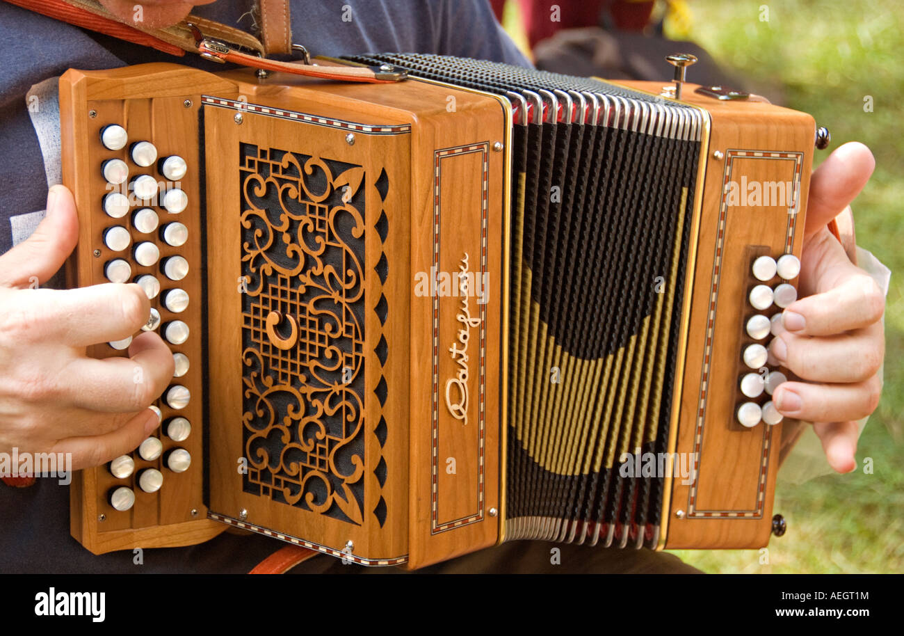 Melodeon spieler musiker spielen -Fotos und -Bildmaterial in hoher ...
