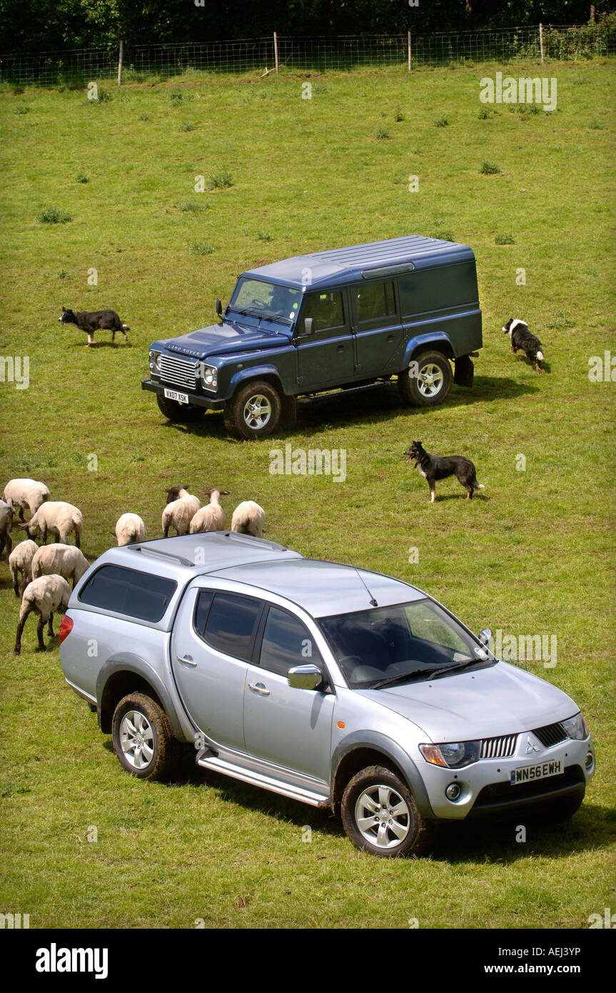 EIN LAND ROVER DEFENDER UND MITSUBISHI L200 PICK UP TRUCK AUF EINER ...
