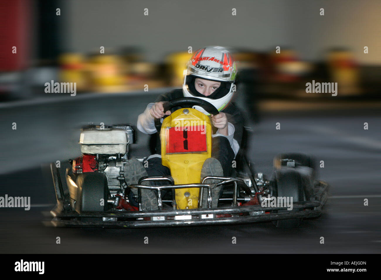 Junge Menschen auf einem Indoor-Go-Kart-Rennen, Deutschland ...