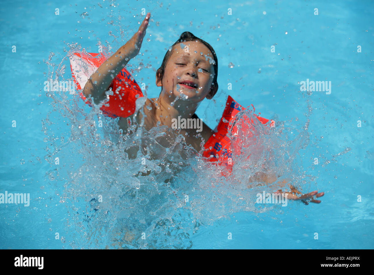 Pool kind Stockfotos und -bilder Kaufen - Alamy