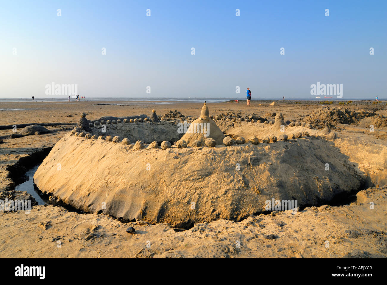 Cuxhaven - eine Sandburg am Strand Nordsee mit Ebbe - Niedersachsen ...