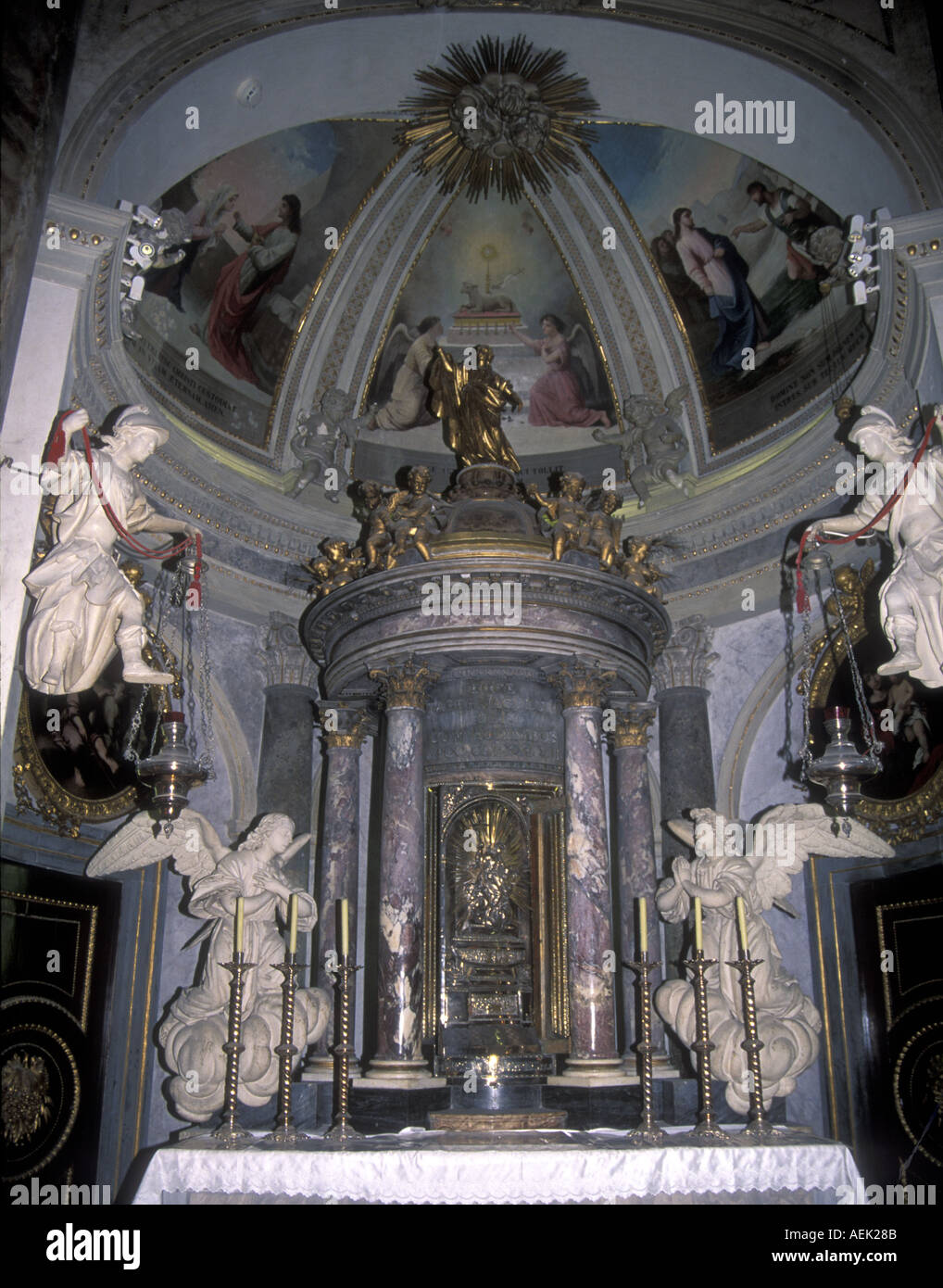 Die Kirche Oratorio de la Santa Cueva in Cádiz besteht aus zwei Kapellen: Eine der Passion und ...