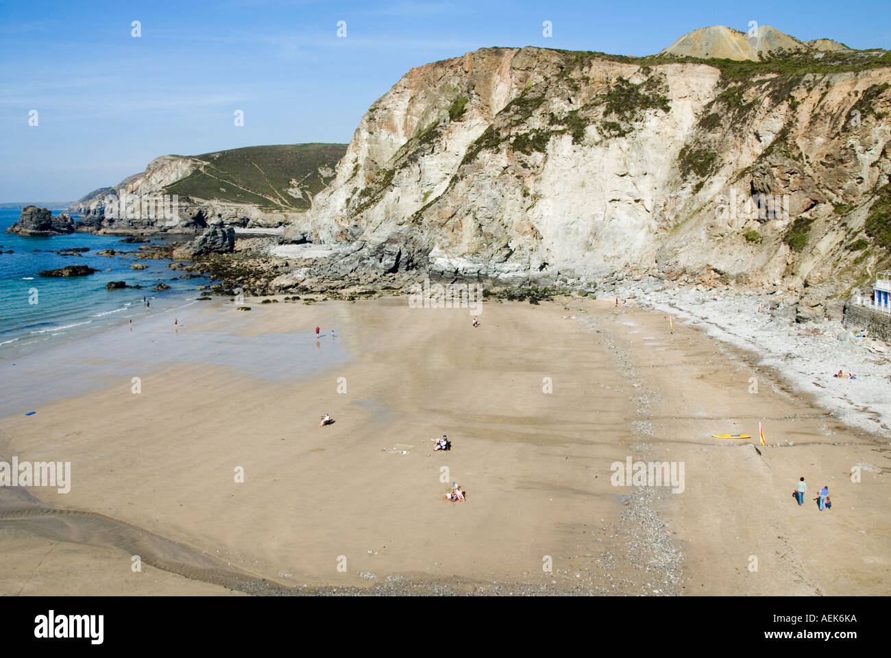 Trevaunance Cove in der Nähe von St. Agnes ruhiger Sandstrand mit Ebbe ...