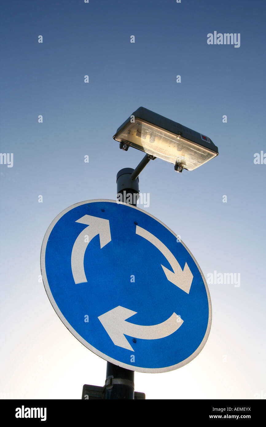 Mini roundabout sign -Fotos und -Bildmaterial in hoher Auflösung – Alamy