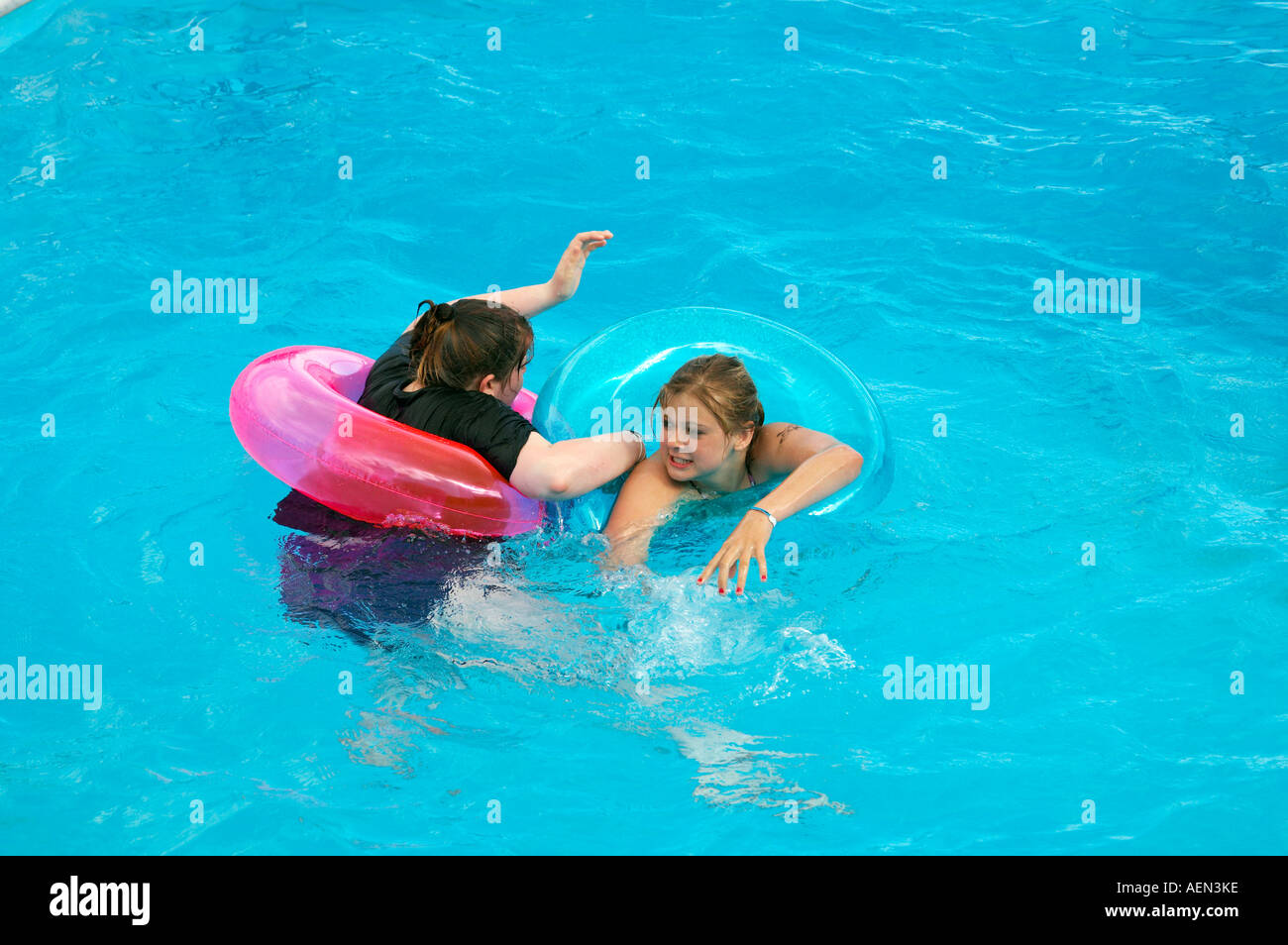 Two teenage girls playing pool -Fotos und -Bildmaterial in hoher ...