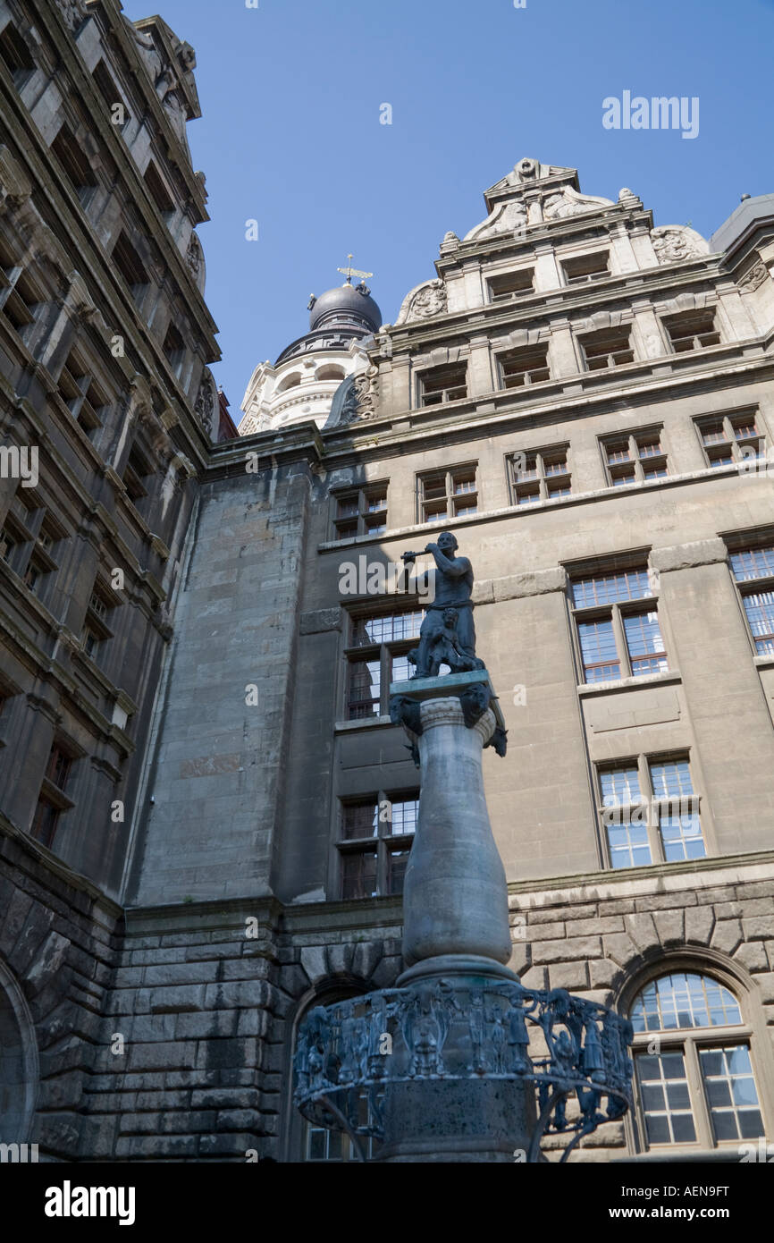 Rattenfänger von Hameln Statue außerhalb der Neues Rathaus Burgplatz ...