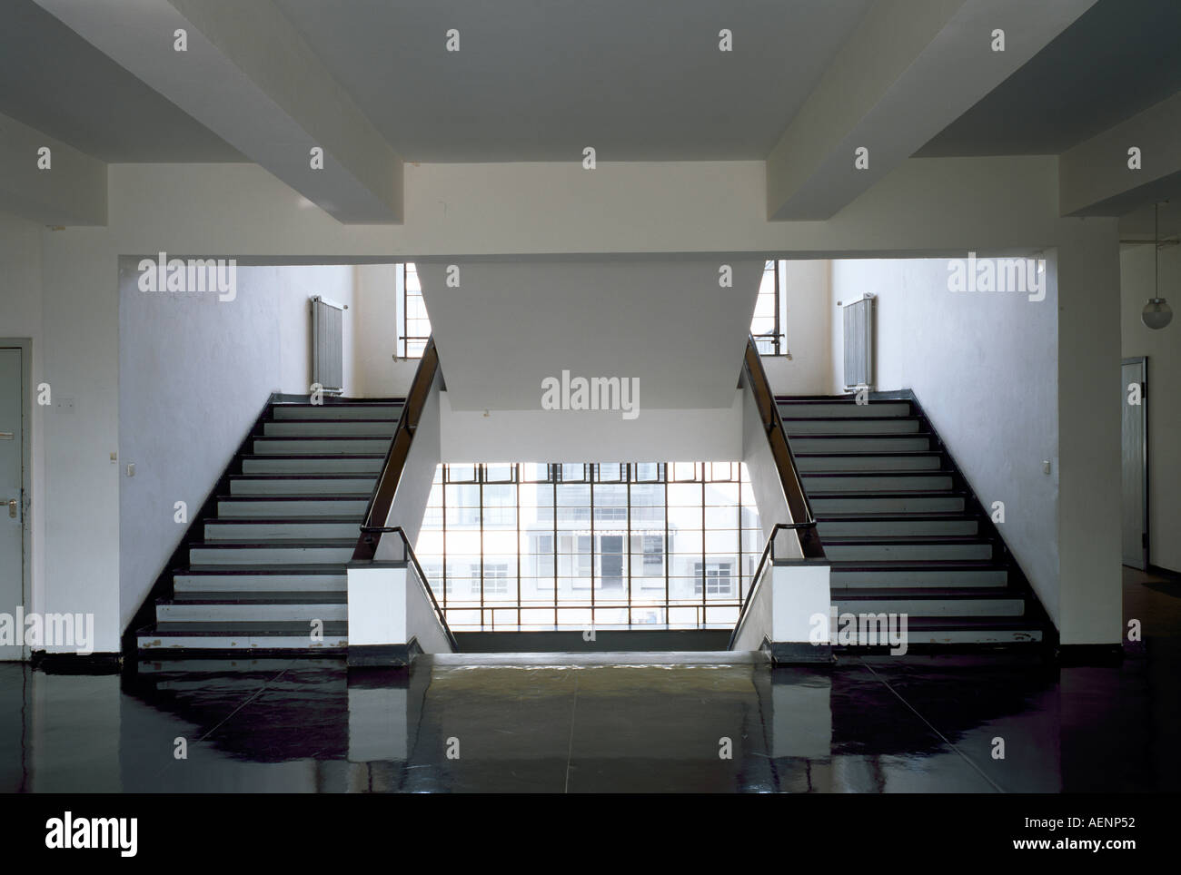 Bauhaus treppe dessau -Fotos und -Bildmaterial in hoher Auflösung – Alamy