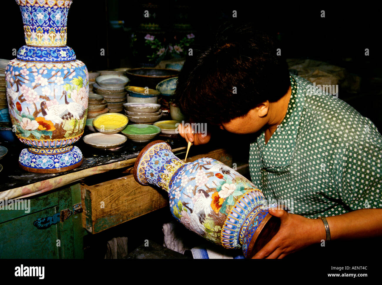 Beijing china cloisonne factory -Fotos und -Bildmaterial in hoher ...