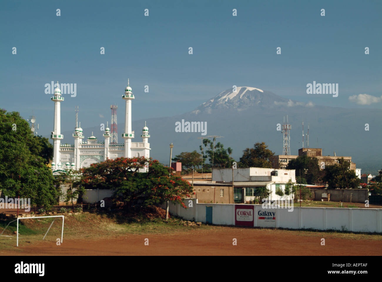 Blick auf den Kilimandscharo mit Fußballplatz und islamischen Moschee ...