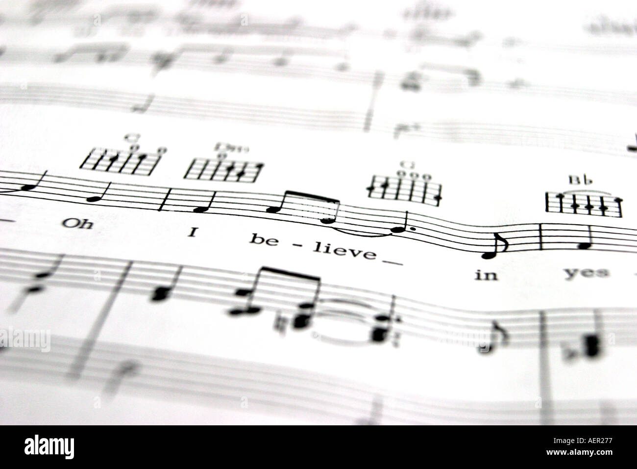 Musiknoten musiknoten musiknoten musiknoten -Fotos und -Bildmaterial in ...