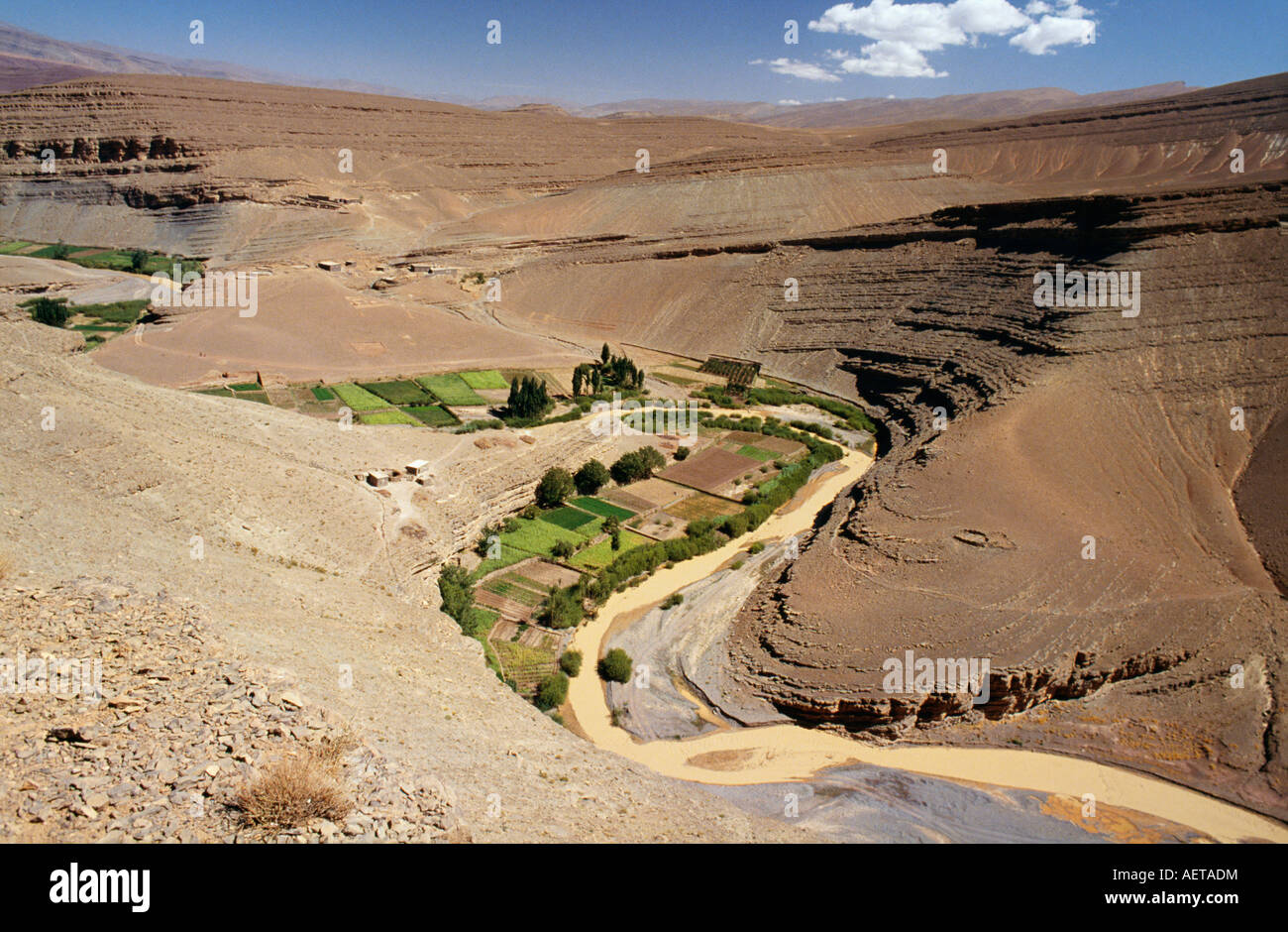 Marokko hoher Atlas-Gebirge, Msemrir, Feld durch Trockenfluss ...