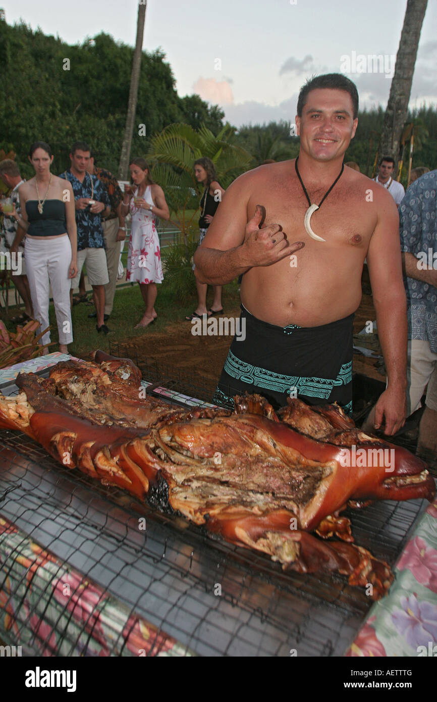 Hawaiian Mensch mit Schwein gekocht in Imu Grube Ofen für Luau Kauai HI ...